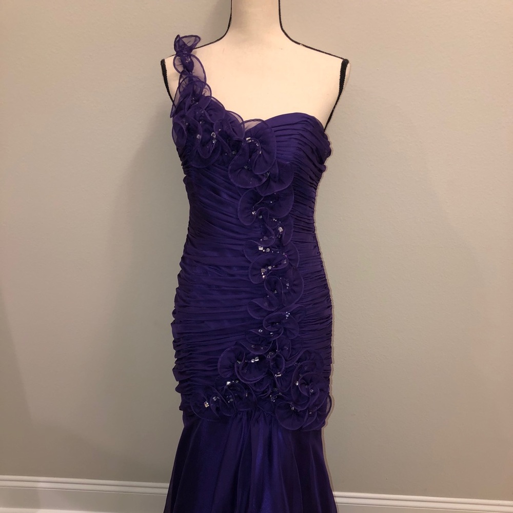 Dancing Queen Purple Prom Gown Size Medium - Gem